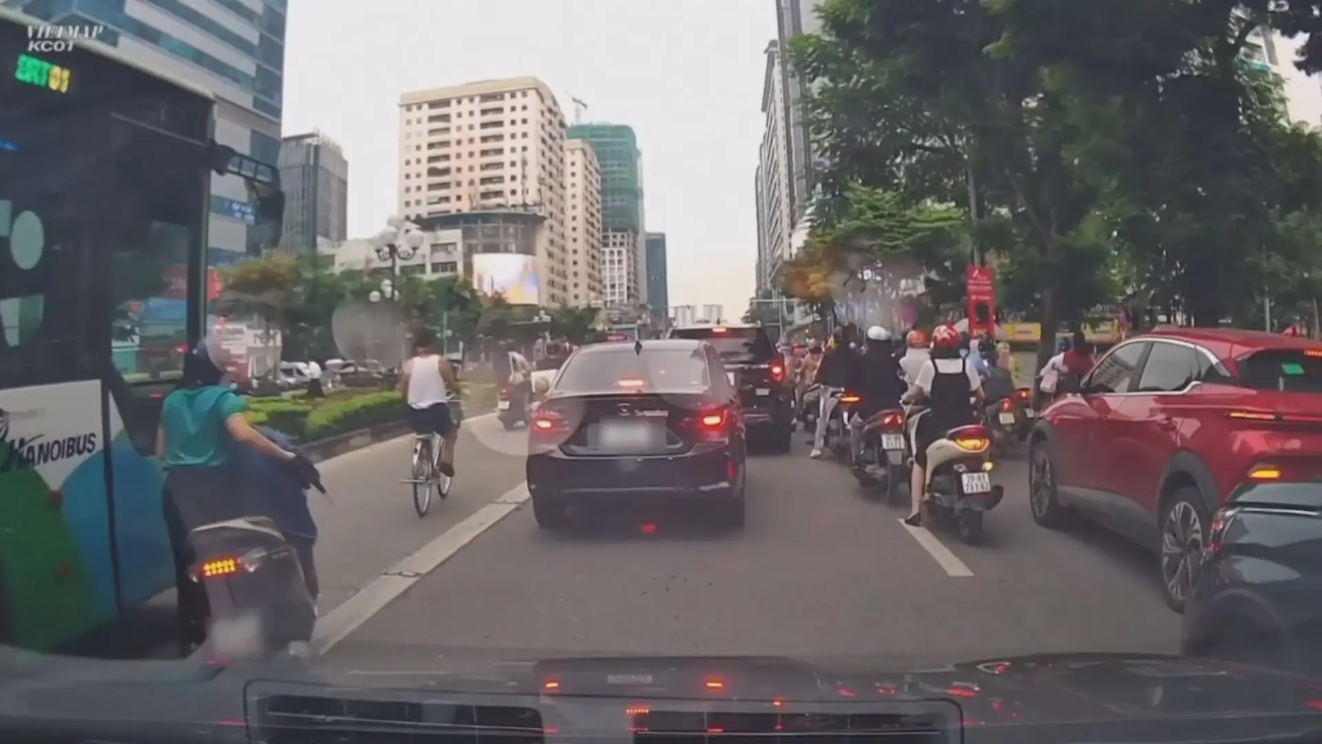 Suýt tai nạn nghiêm trọng vì xe máy lấn làn BRT