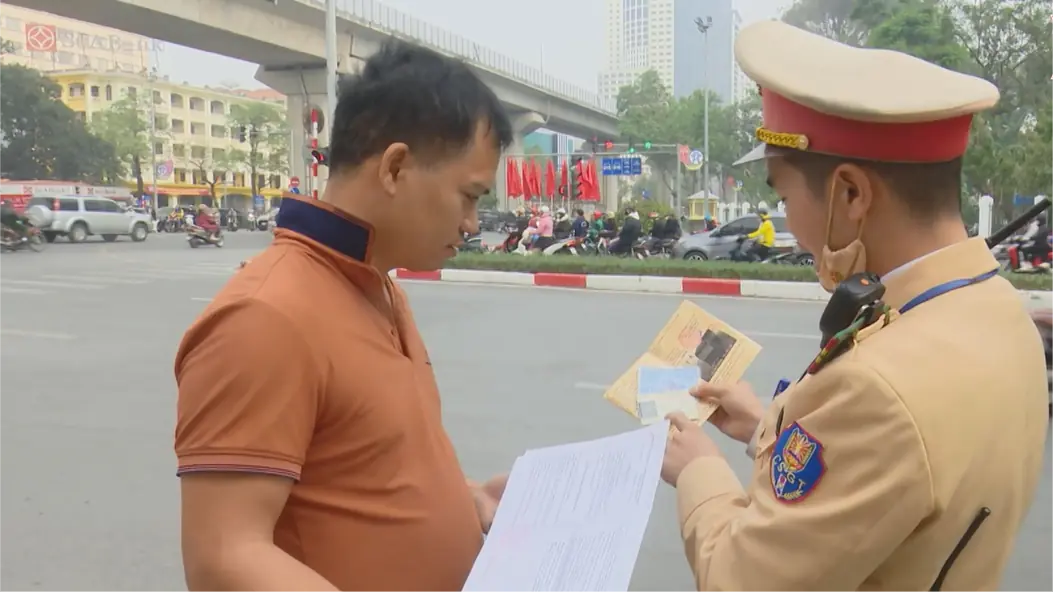 Hà Nội: Khuyến khích đổi GPLX giấy bìa sang thẻ nhựa PET