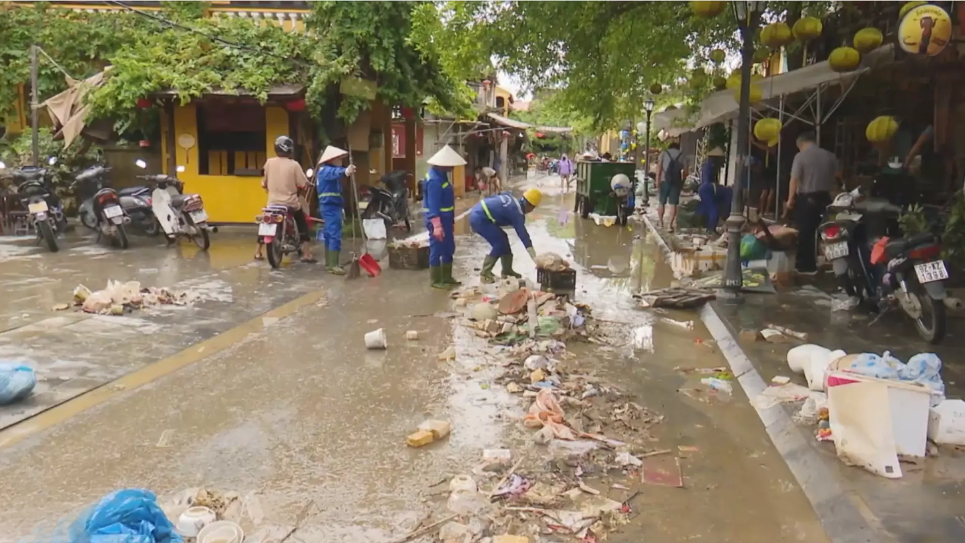 Người dân vùng lũ Đà Nẵng tập trung dọn dẹp bùn đất