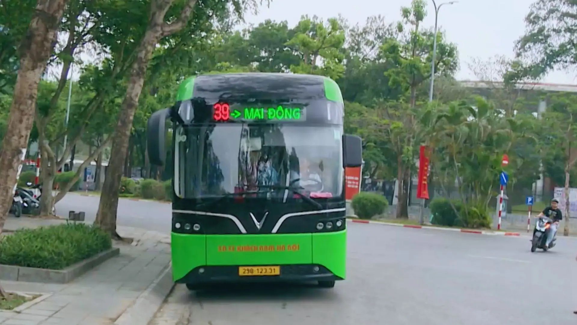 Người dân tích cực sử dụng xe buýt điện