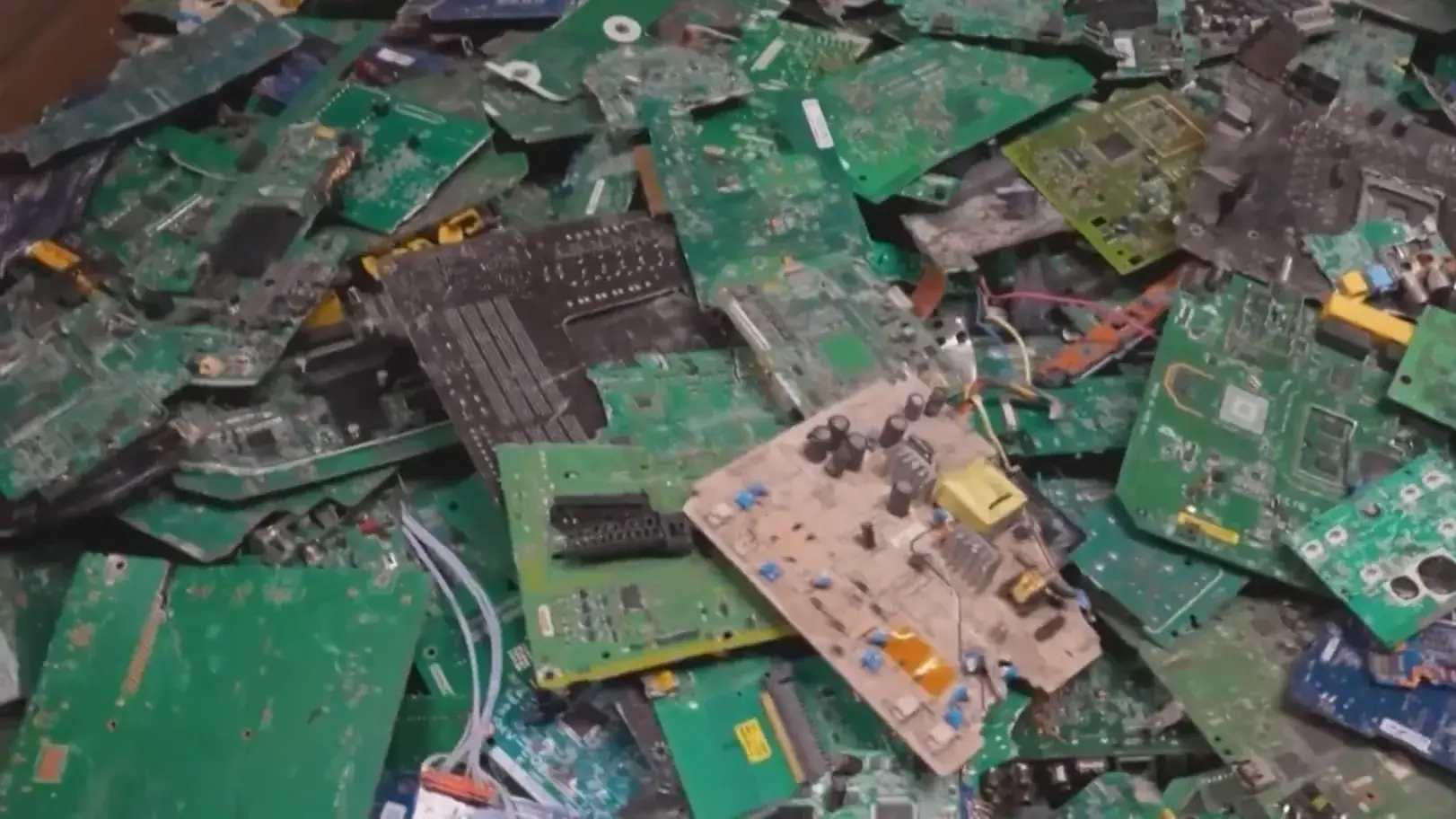 Anh: Thu hồi kim loại quý từ rác thải điện tử