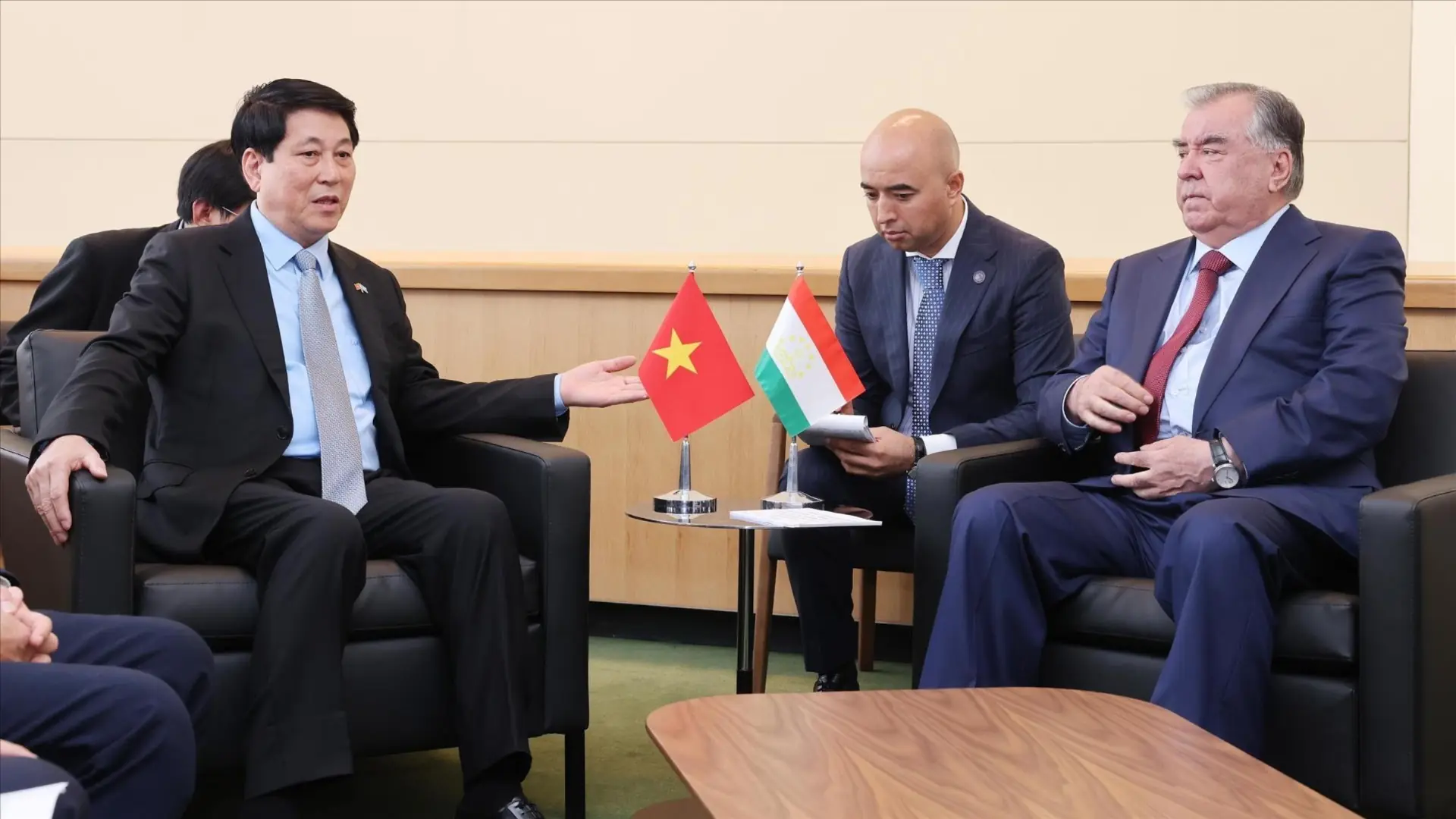 Hội đàm giữa Chủ tịch nước Lương Cường và Tổng thống Tajikistan