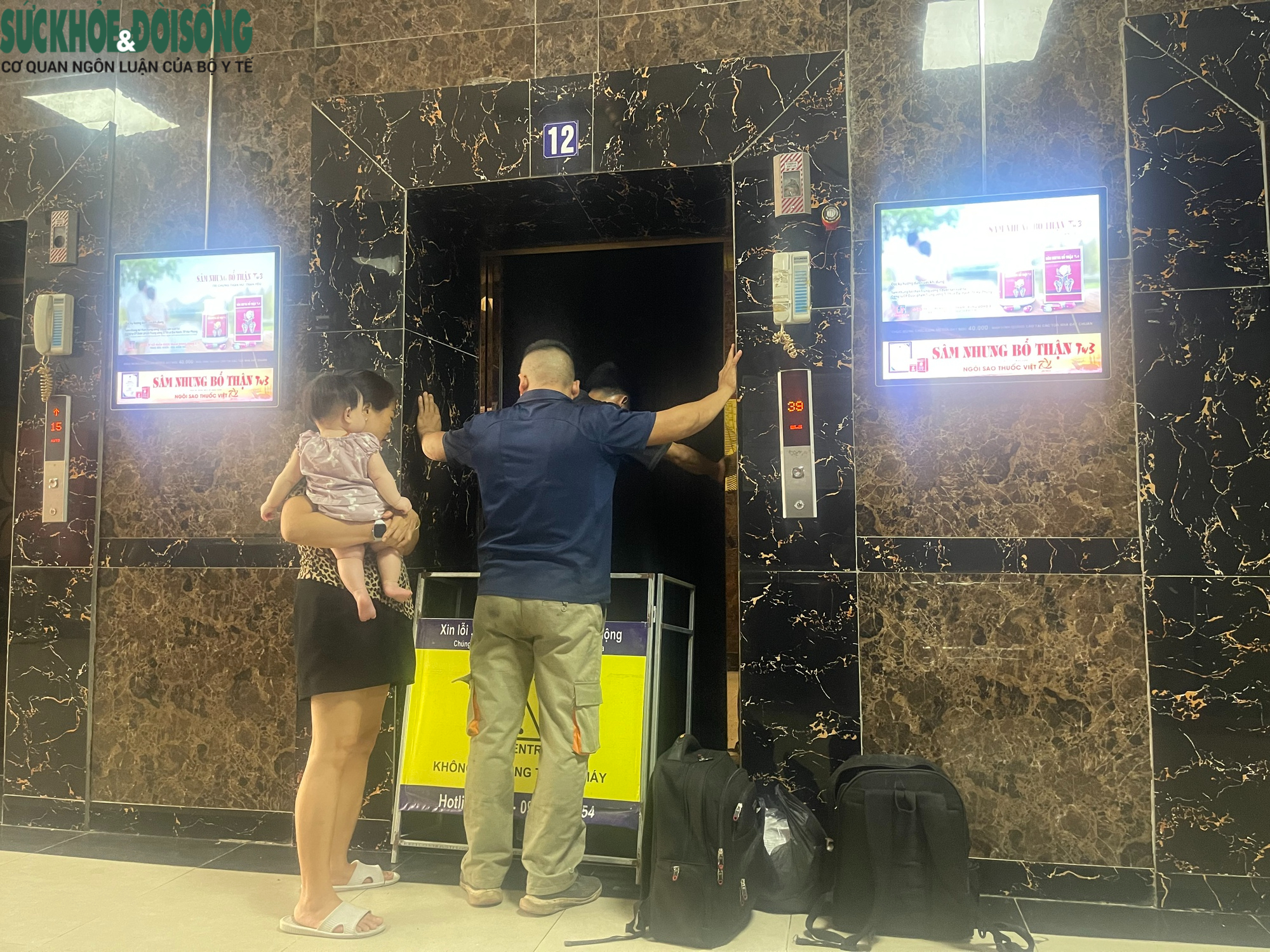 Sợ thang máy, cư dân Linh Đàm luyện sức leo thang bộ | Hà Nội tin mỗi chiều