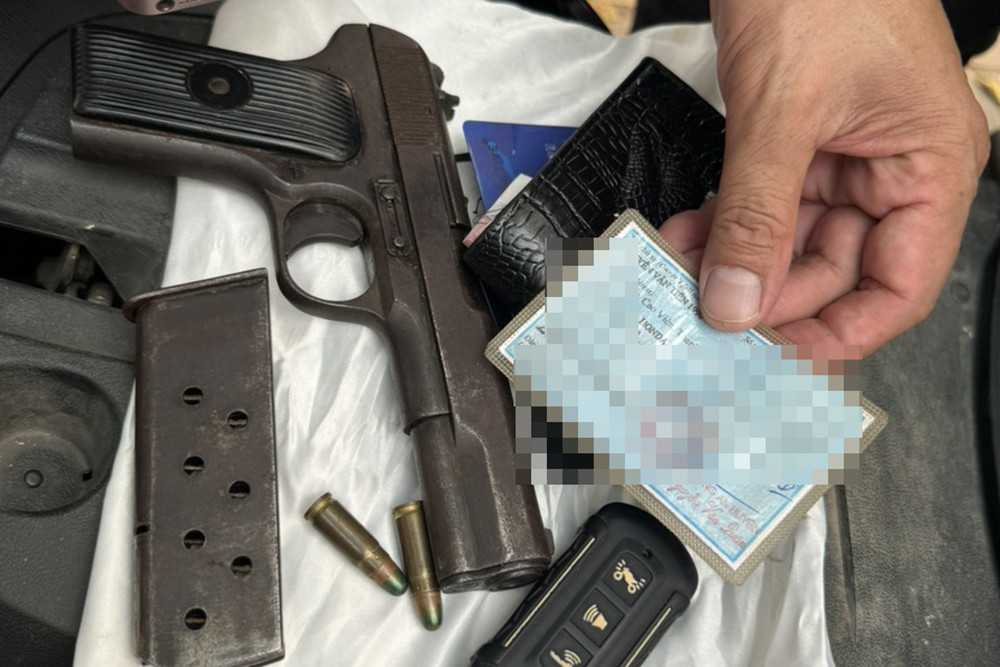 Bắt giữ thanh niên mang súng K54 đi 'dạo phố'