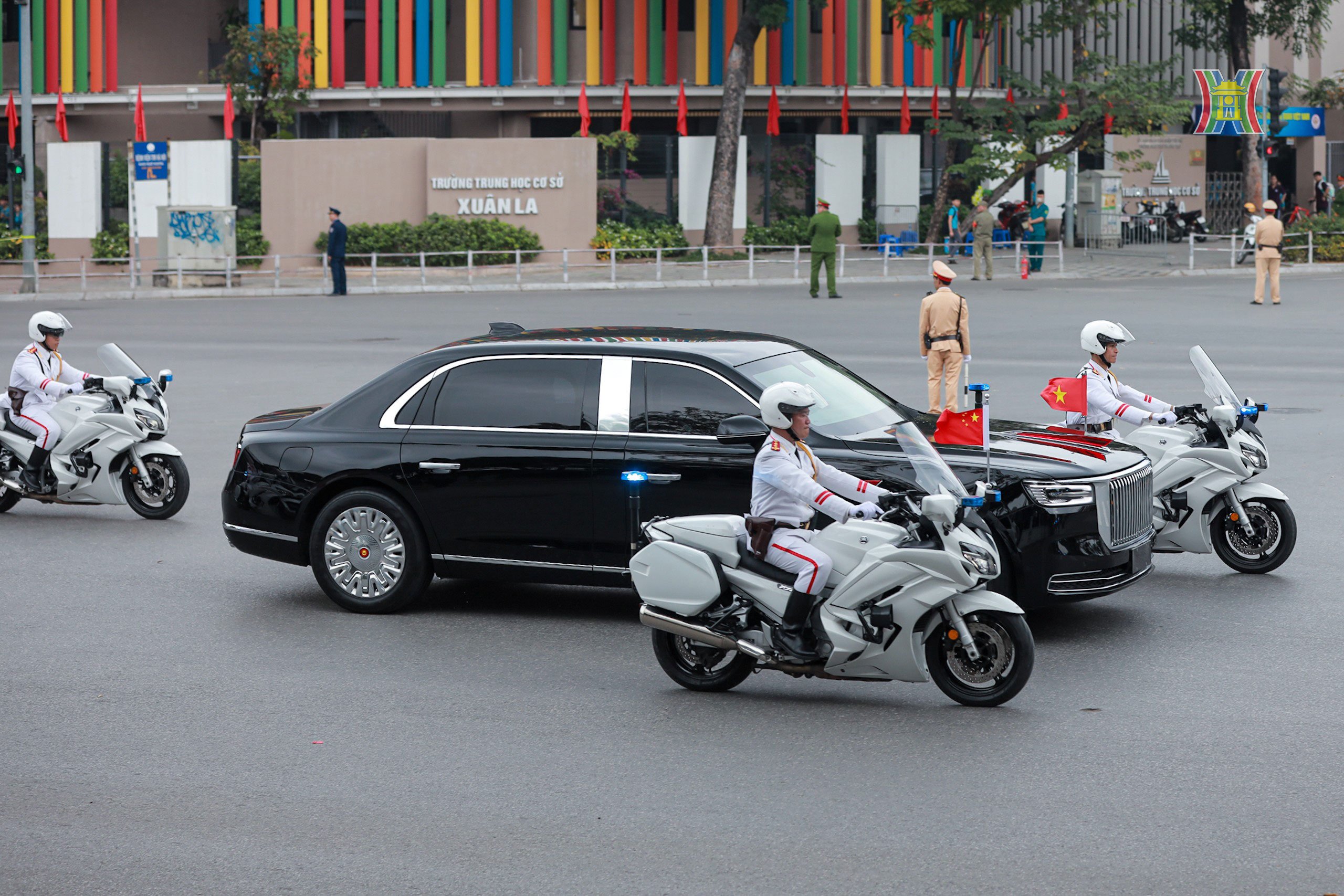 Cận cảnh chiếc limousine Hồng Kỳ N701 trên đường phố Hà Nội