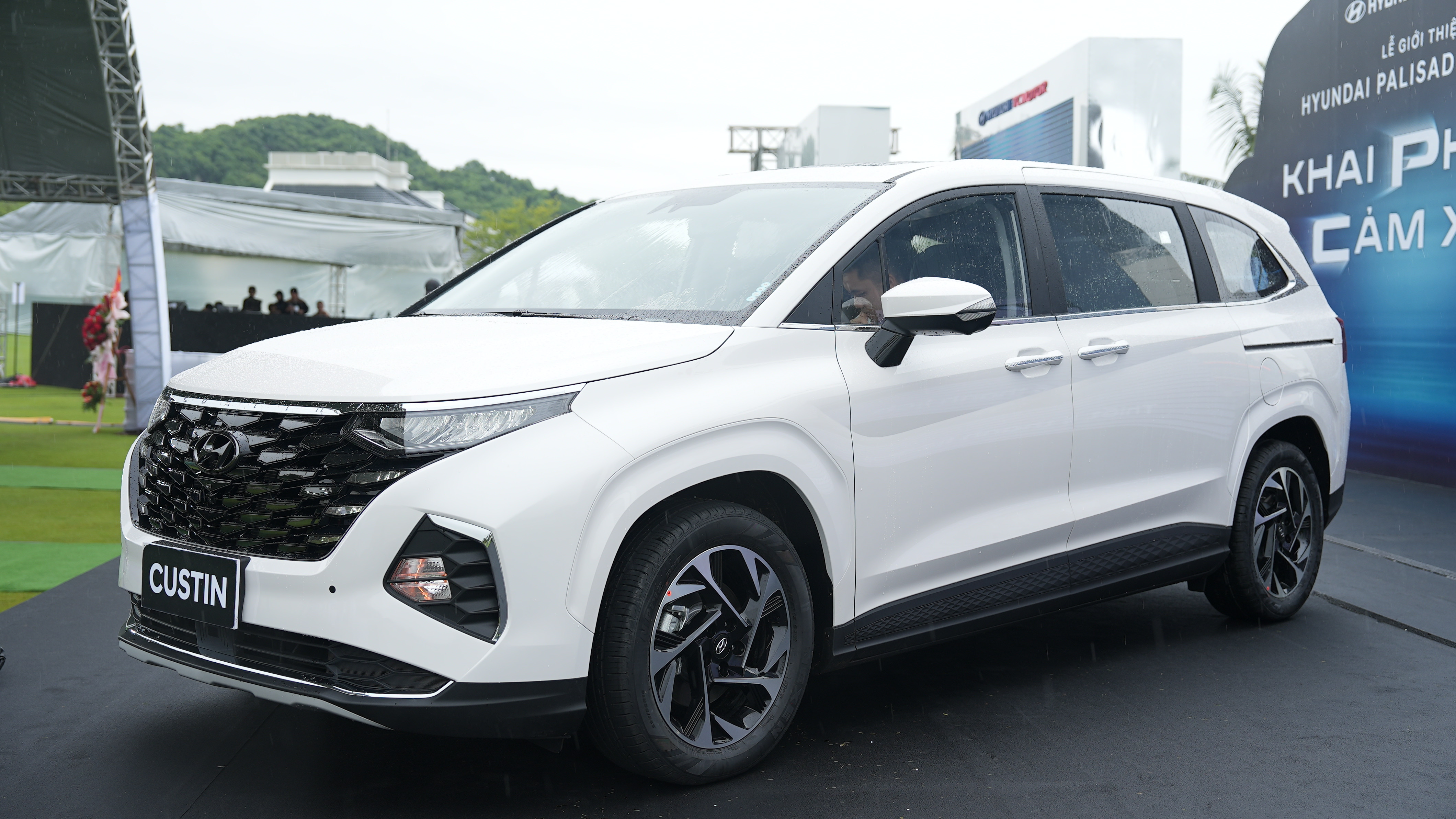 Hyundai Custin 2023 ra mắt, giá từ 850 triệu